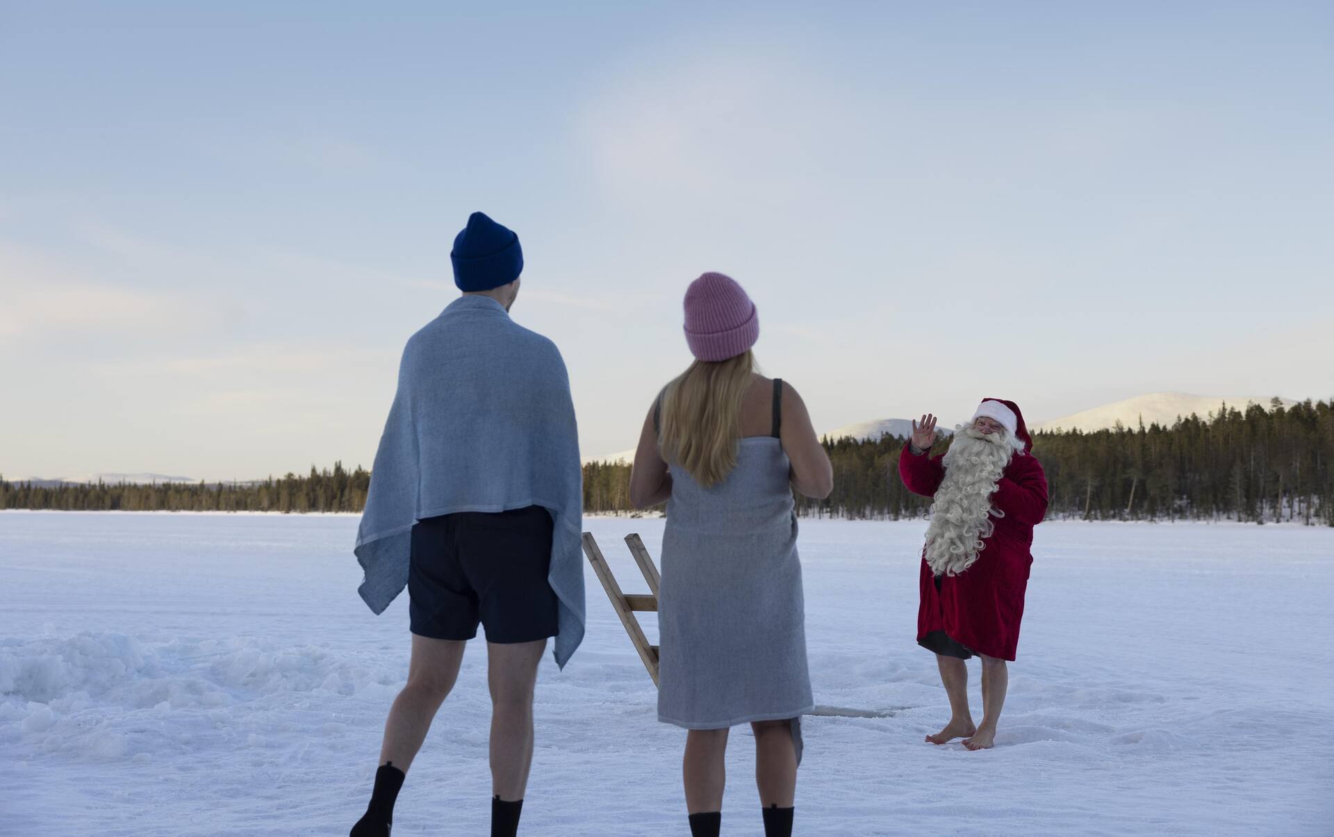 A deep dive into ice swimming in Finland | Finnair España